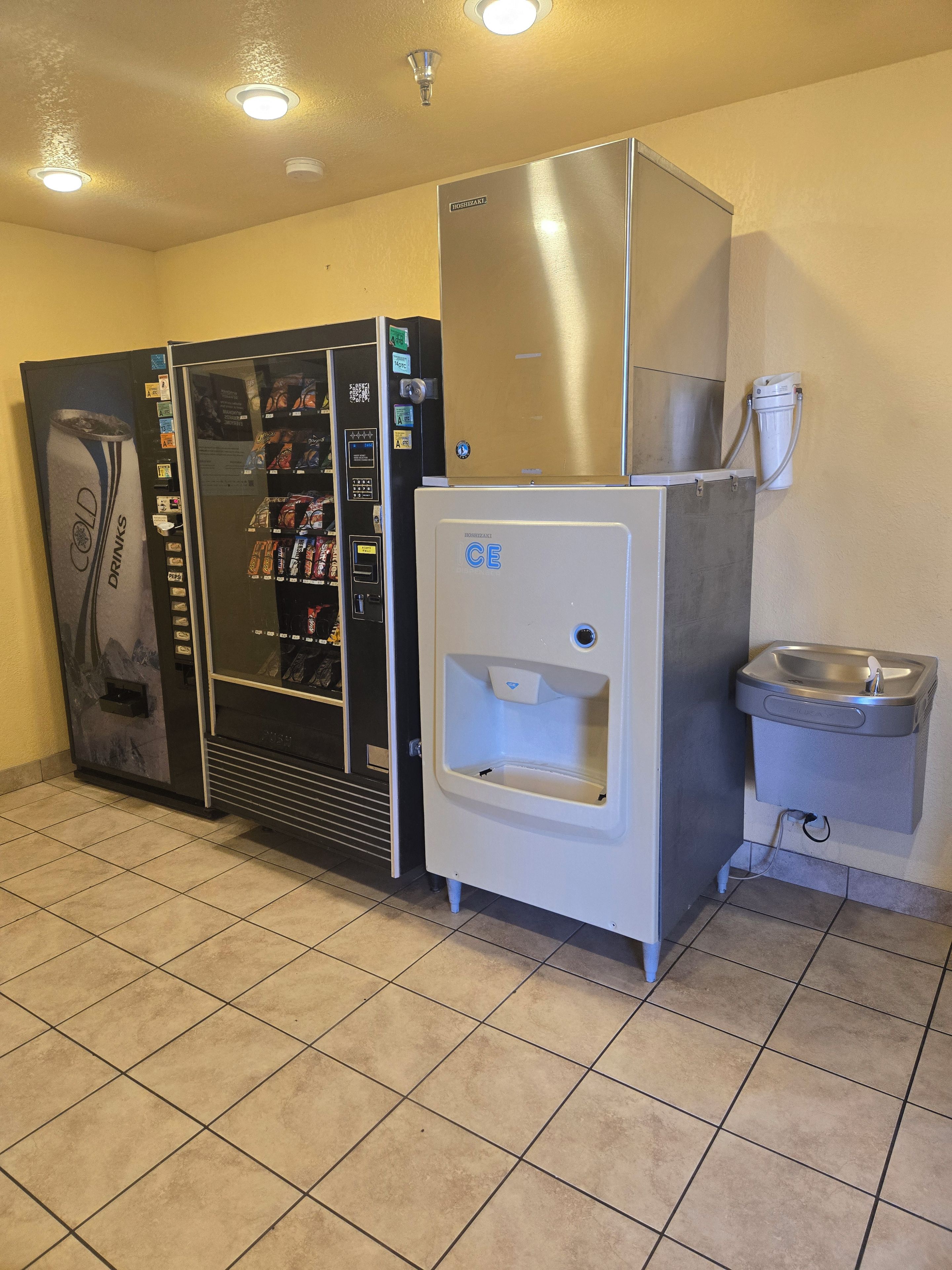 Máquina automática com dispensador de água e pia.