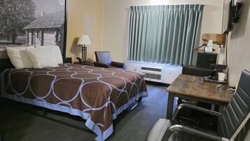 Quarto solteiro básico | Cortinas blackout, Wi-Fi de cortesia, roupa de cama