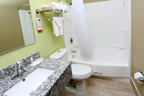 Chuveiro/banheira combinados, secador de cabelo, toalhas de banho 