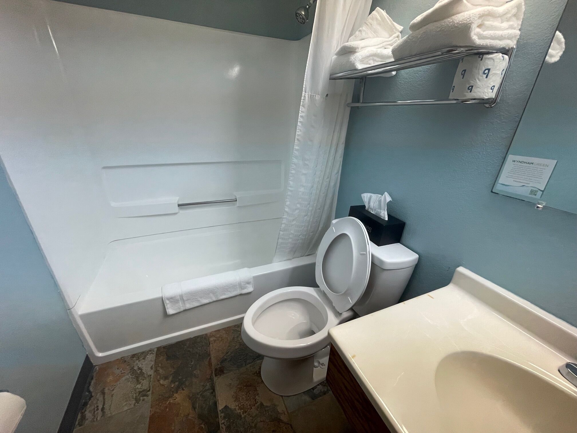 Quarto standard, 1 cama Queen | Banheiro | Chuveiro/banheira combinados, secador de cabelo, toalhas de banho 