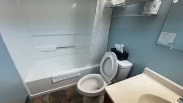Quarto standard, 1 cama Queen | Banheiro | Chuveiro/banheira combinados, secador de cabelo, toalhas de banho