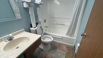 Um banheiro com pia, vaso sanitário e banheira.