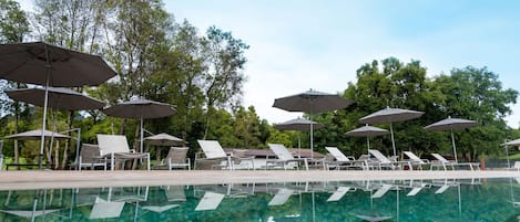 Piscina externa, funciona das 7h às 19h, guarda-sóis, espreguiçadeiras