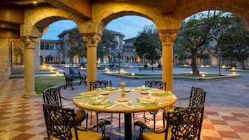 Serviço de café da manhã, culinária internacional, vistas para o jardim