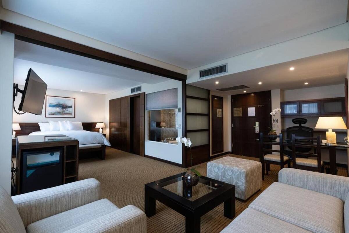 Roupa de alta qualidade, minibar, cofre no quarto