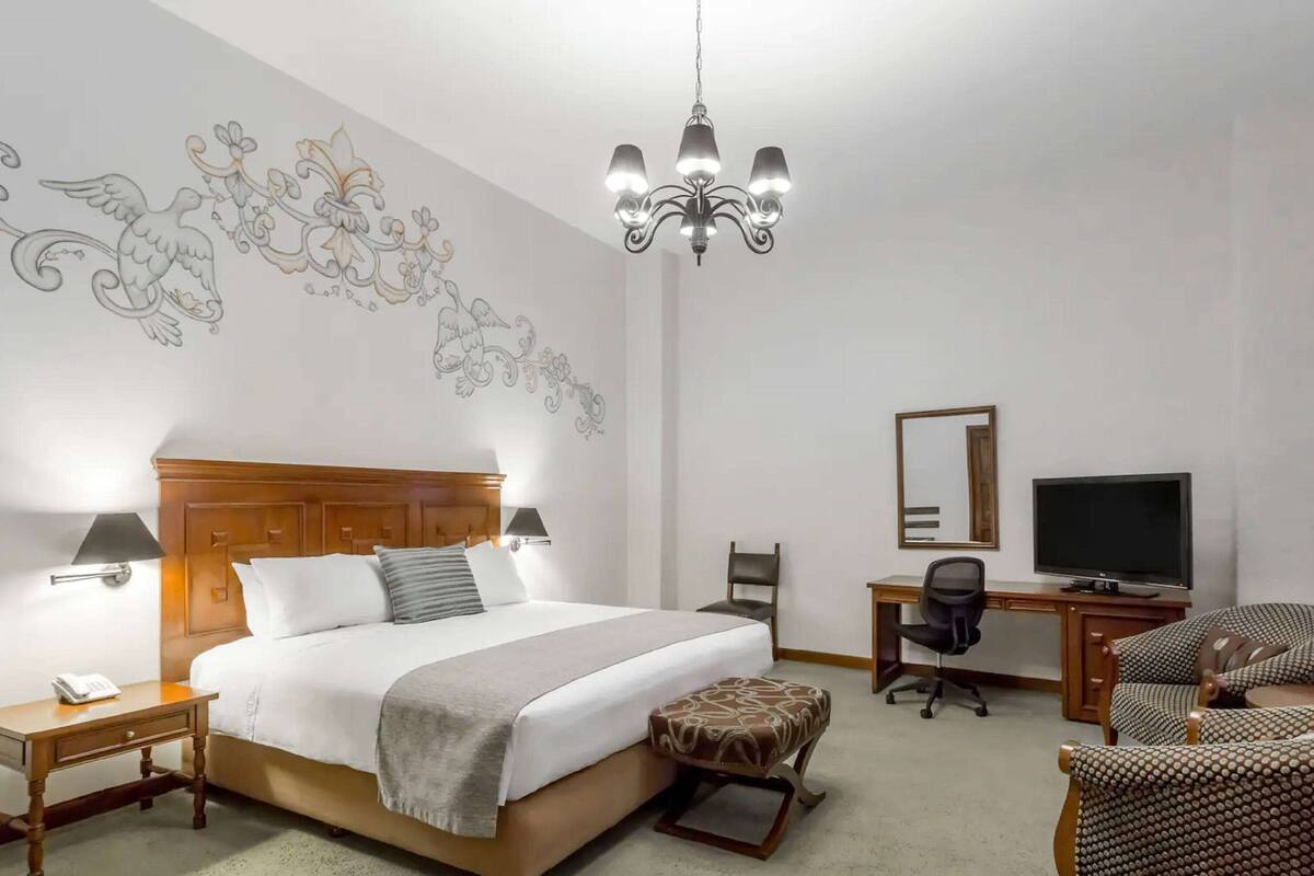 Suíte, 1 cama King, para não fumantes (Colonial) | Roupas de cama premium, edredons de pluma, frigobar, cofres nos quartos