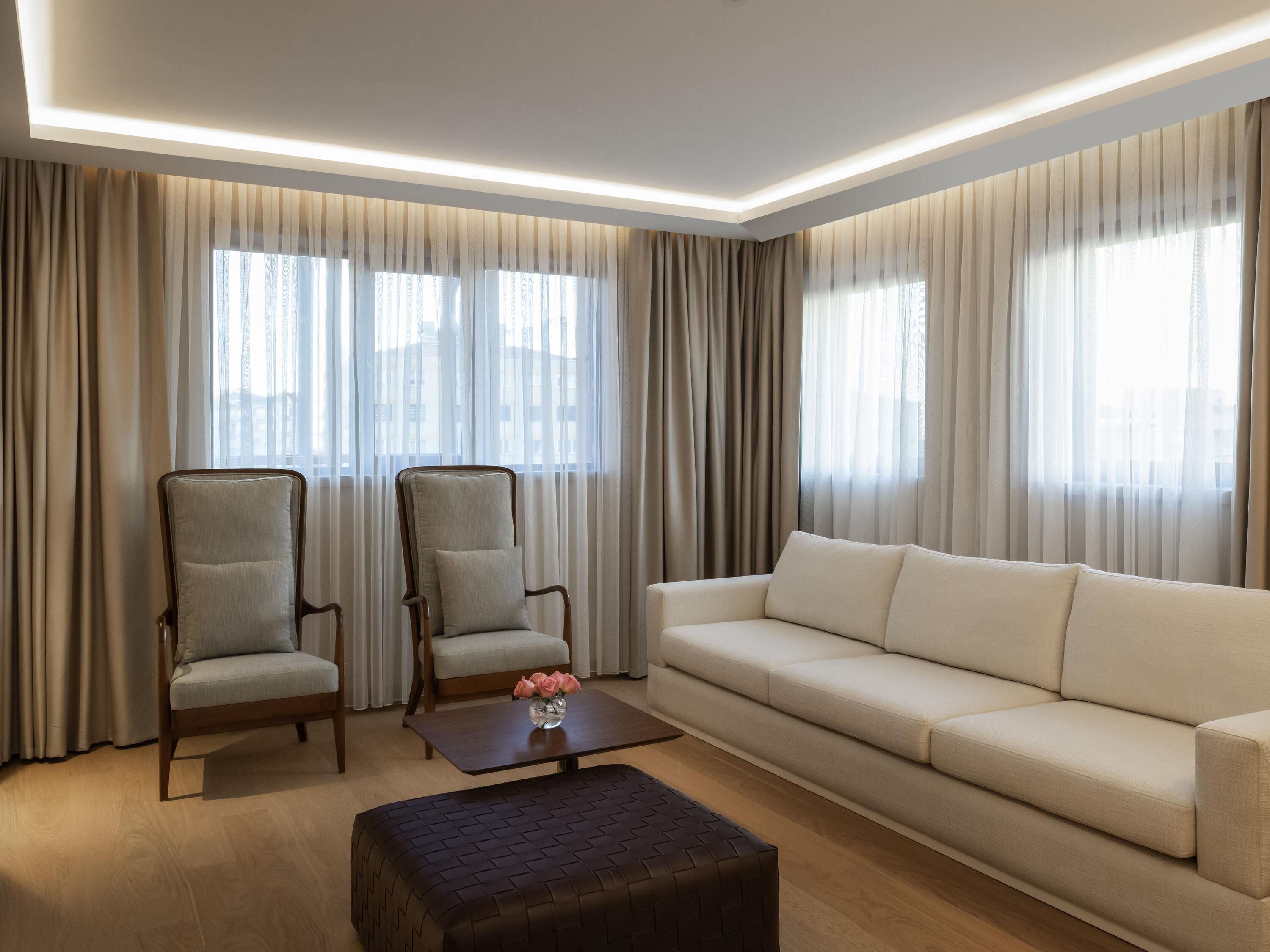 Frigobar, cofres nos quartos, individualmente decorados