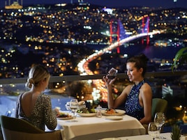 2 restaurantes: servem pequenos-almoços, almoços e jantares