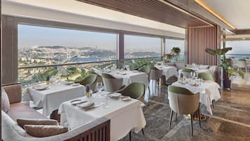 2 restaurantes, café da manhã, culinária internacional