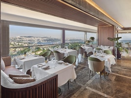 2 restaurantes: servem pequenos-almoços, almoços e jantares