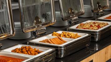 Café da manhã com buffet todos os dias mediante uma taxa