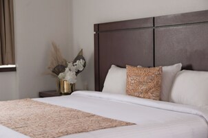 Quarto standard, 1 cama King, vista para a cidade | Edredons de pluma, cofres nos quartos, escrivaninha, cortinas blackout