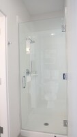 Quarto Deluxe, 1 cama queen-size (Renovated) | Casa de banho | Uma combinação polibã/banheira, um secador de cabelo 
