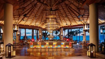 Este bar de cocktails, com vista para o oceano