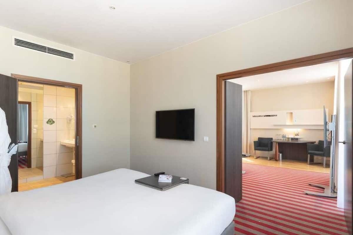 Suíte luxo, 1 cama King | Frigobar, cofres nos quartos, escrivaninha, cortinas blackout