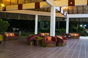 3 bares/lounges, bar molhado, bar ao lado da piscina