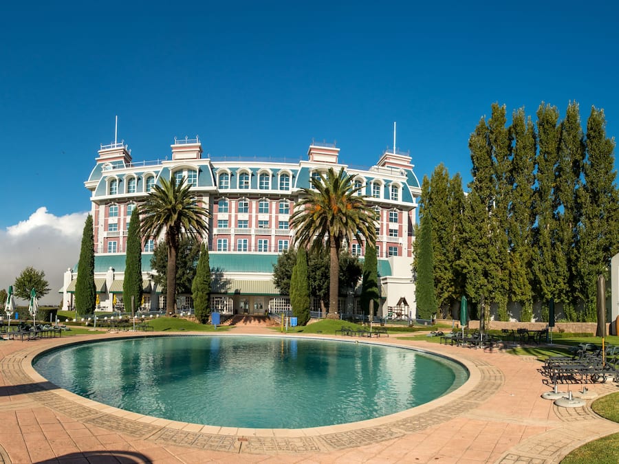 Piscina exterior, espreguiçadeiras