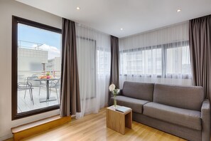 Apartamento, 1 quarto | Sala | TV de ecrã plano 