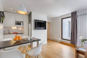 Apartamento, 1 quarto | Kitchenette privada | Um frigorífico, um micro-ondas, uma placa de cozinha 