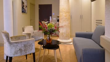 Suite Júnior, várias camas | Cofre no quarto, secretária, quartos insonorizados