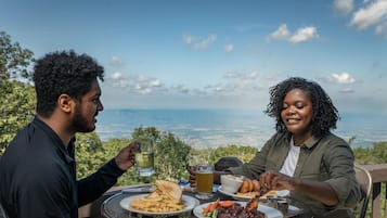 Café da manhã, almoço e jantar; culinária americana