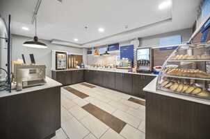 Café da manhã com buffet grátis todos os dias