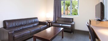 2 Bedroom Apartment | Sala | Televisor LCD de 32 polegadas com canais digitais 
