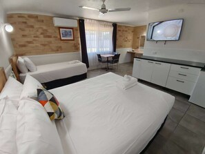 Quarto Deluxe, várias camas, não fumadores, frigorífico e micro-ondas | 1 quarto, cofre no quarto, secretária, cortinas/cortinados opacos 