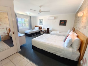 1 quarto, camas de colchão viscoelástico, cofre no quarto, secretária 