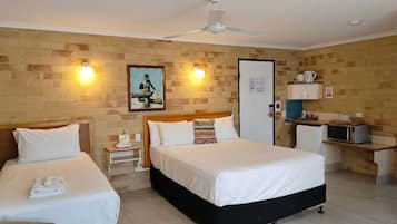 Quarto executivo, várias camas, para não fumantes, geladeira e micro-ondas | 1 quarto, cofres nos quartos, escrivaninha, cortinas blackout