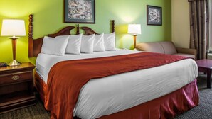 Quarto Standard, 1 cama king-size e sofá-cama, não fumadores | Secretária, secretária adequada para computadores portáteis 