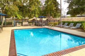 Piscina exterior, guarda-sóis, espreguiçadeiras 