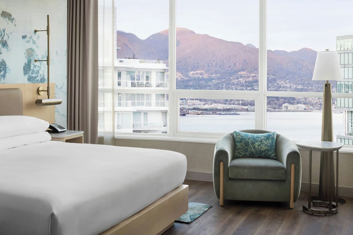 Quarto, 1 cama King, vista para o porto | Roupas de cama antialérgicas, edredons de pluma