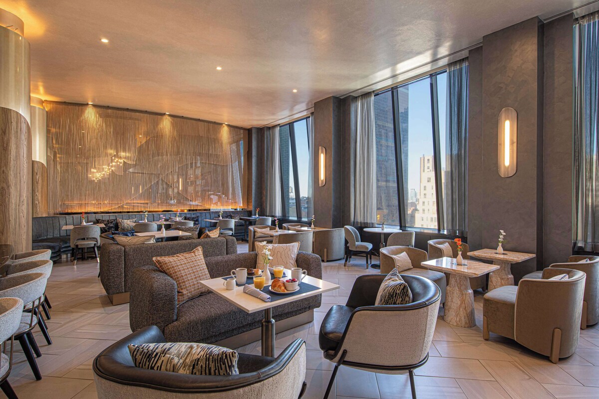 Hilton New York Times Square Reviews, Deals & Photos 2026 - Expedia