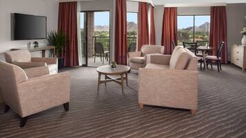 Suíte presidencial, 1 cama King | Área de estar | TV de tela plana 50 polegadas com canais a cabo, TV LCD, dock para MP3