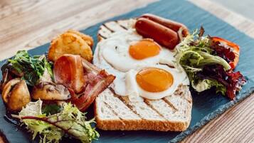 Café da manhã feito na hora todos os dias mediante uma taxa