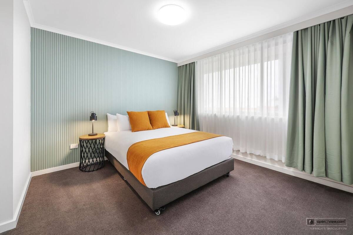 Quarto Deluxe, 1 cama queen-size | Roupa de alta qualidade, minibar, ferro/tábua de engomar, Wi-fi grátis 