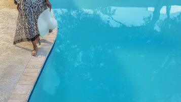 Piscina externa, guarda-sóis
