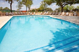 Piscina exterior, guarda-sóis