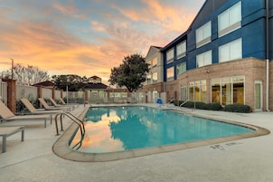 Piscina interna, piscina externa sazonal