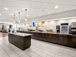 Café da manhã para viagem grátis todos os dias