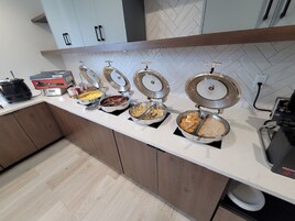 Café da manhã com buffet grátis todos os dias