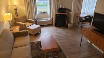 Cofre no quarto, secretária, ferro/tábua de engomar