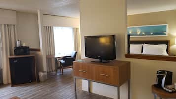 Cofres nos quartos, escrivaninha, ferros/tábuas de passar roupa