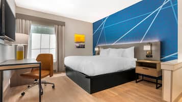 Suíte, 1 cama King, chuveiro com barras de apoio, para não fumantes | Roupas de cama premium, escrivaninha, quartos à prova de som