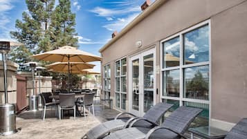 Terraço com espreguiçadeiras