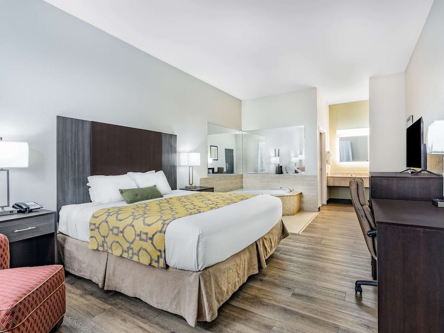 Suíte estúdio, 1 cama King, para não fumantes, banheira de hidromassagem | Cofres nos quartos, escrivaninha, espaço de trabalho para notebook