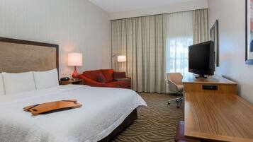 Roupas de cama premium, cofres nos quartos, cortinas blackout