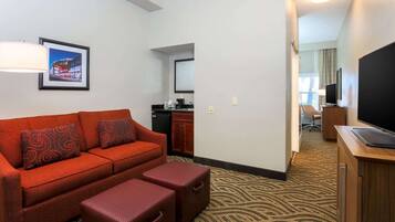 Suíte, 1 cama King, para não fumantes | Área de estar | TV LCD 32 polegadas com canais a cabo, TV, filmes pagos