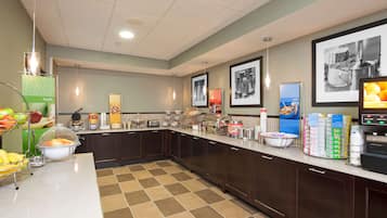 Café da manhã com buffet grátis todos os dias
